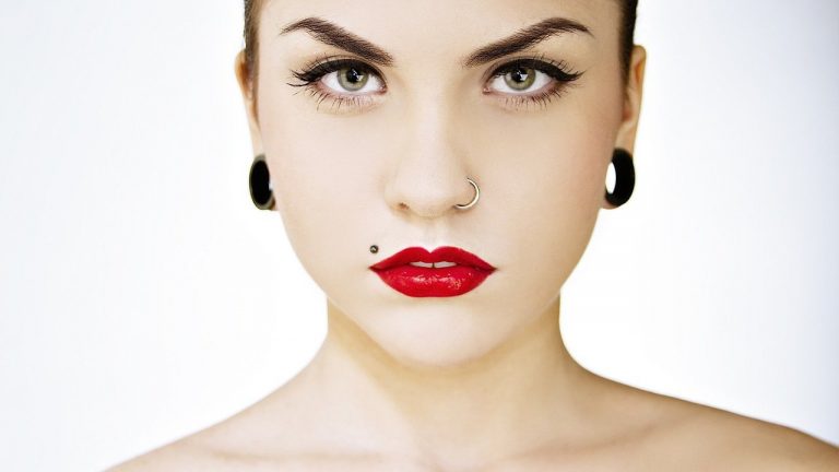 Piercing al labbro: una guida a tutte le tipologie