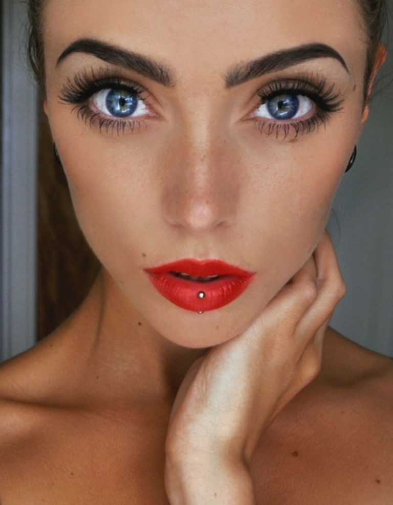 Piercing Ashley: un piercing al centro delle labbra